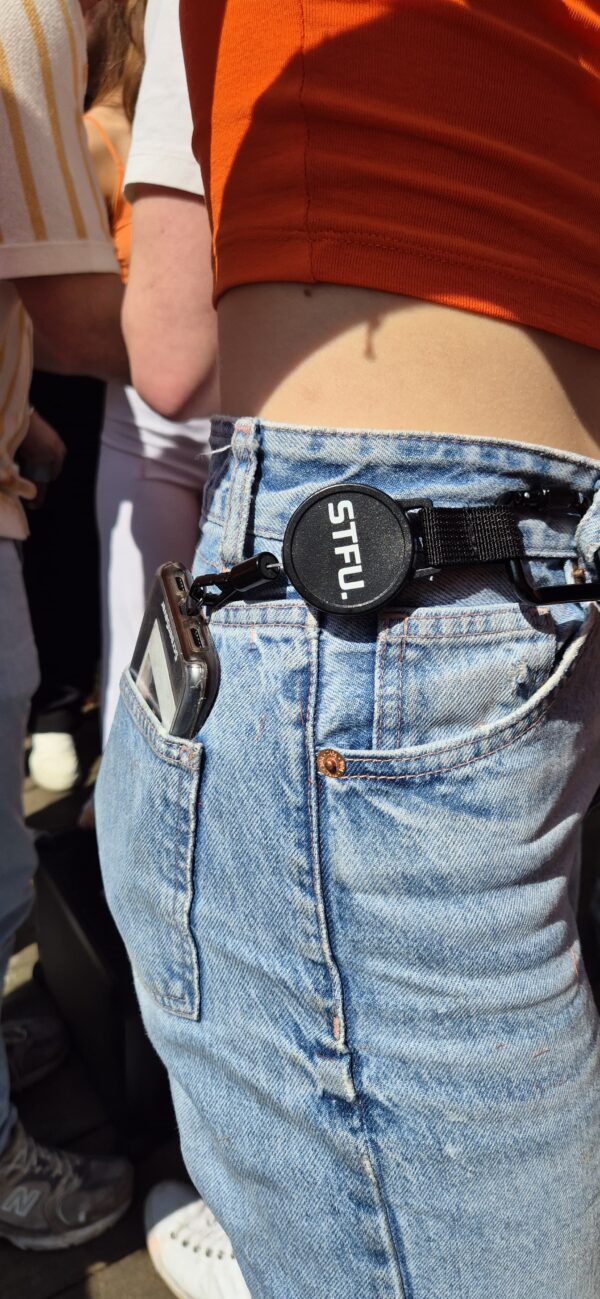 STFU ScreenSaver - Winter Sports Phone Fall Protection